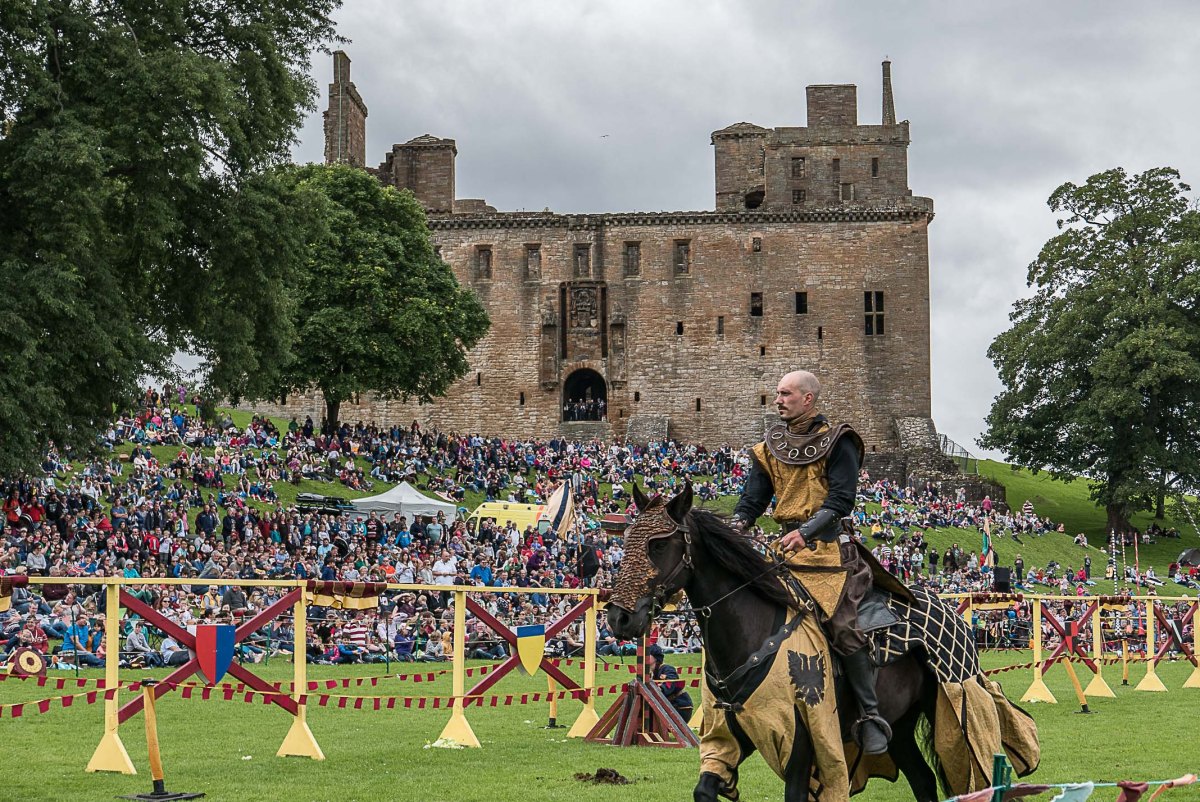 Linlithgow palace and spectacular jousting – Love Exploring Scotland